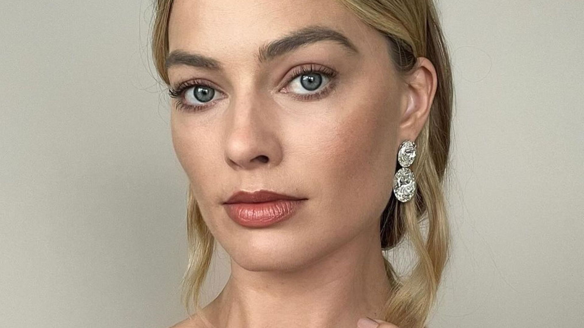 Η Margot Robbie με το πιο κομψό μανικιούρ στα Critics Choice Awards - Grace