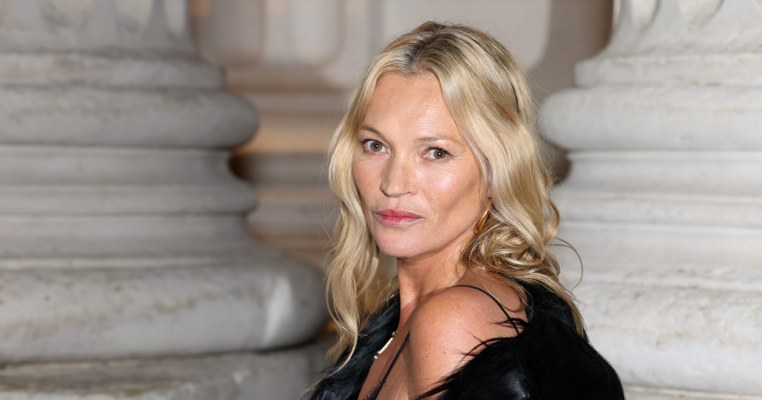 Η Kate Moss αποδεικνύει τη δύναμη του natural look στο Saint Laurent ...