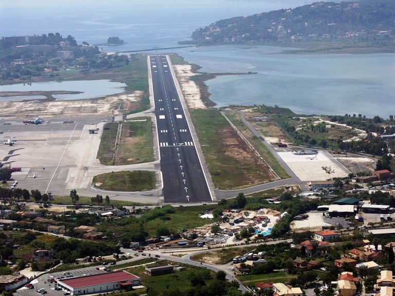 Αντιδράσεις στο αεροδρόμιο Κέρκυρας κατά τους ελέγχους του ΤΑΙΠΕΔ - ΤΟ ΒΗΜΑ