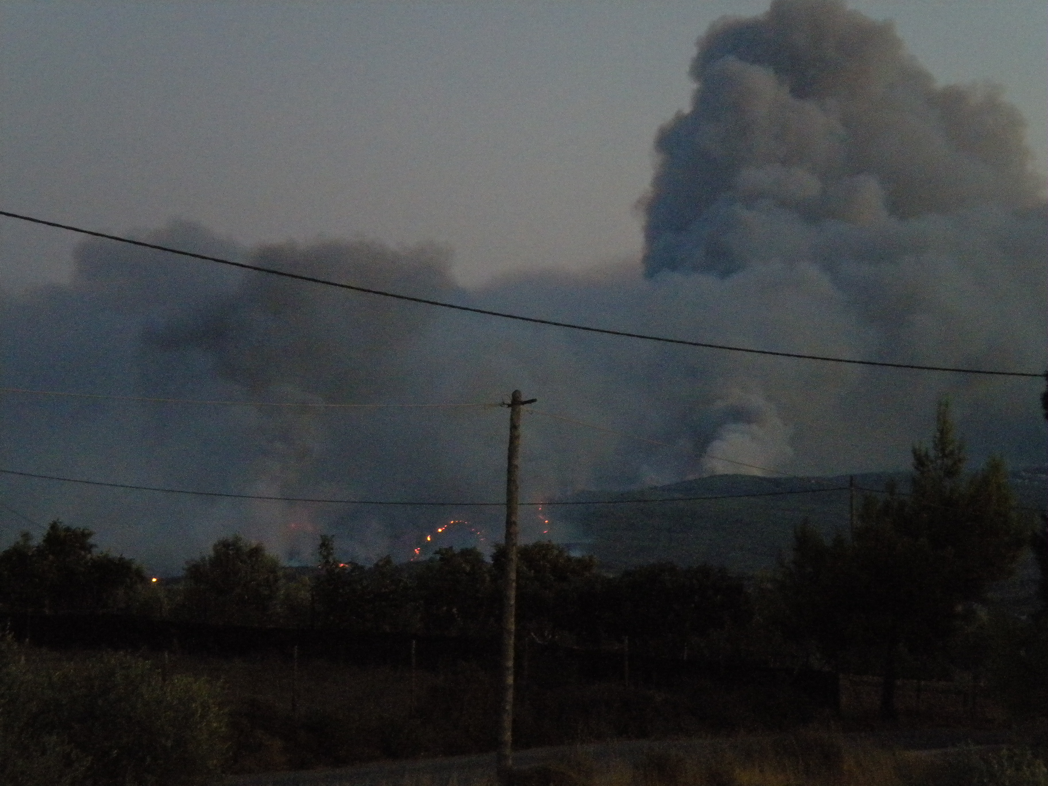Σε κατάσταση έκτακτης ανάγκηςη Βορειοανατολική Αττική Στις φλόγες ...