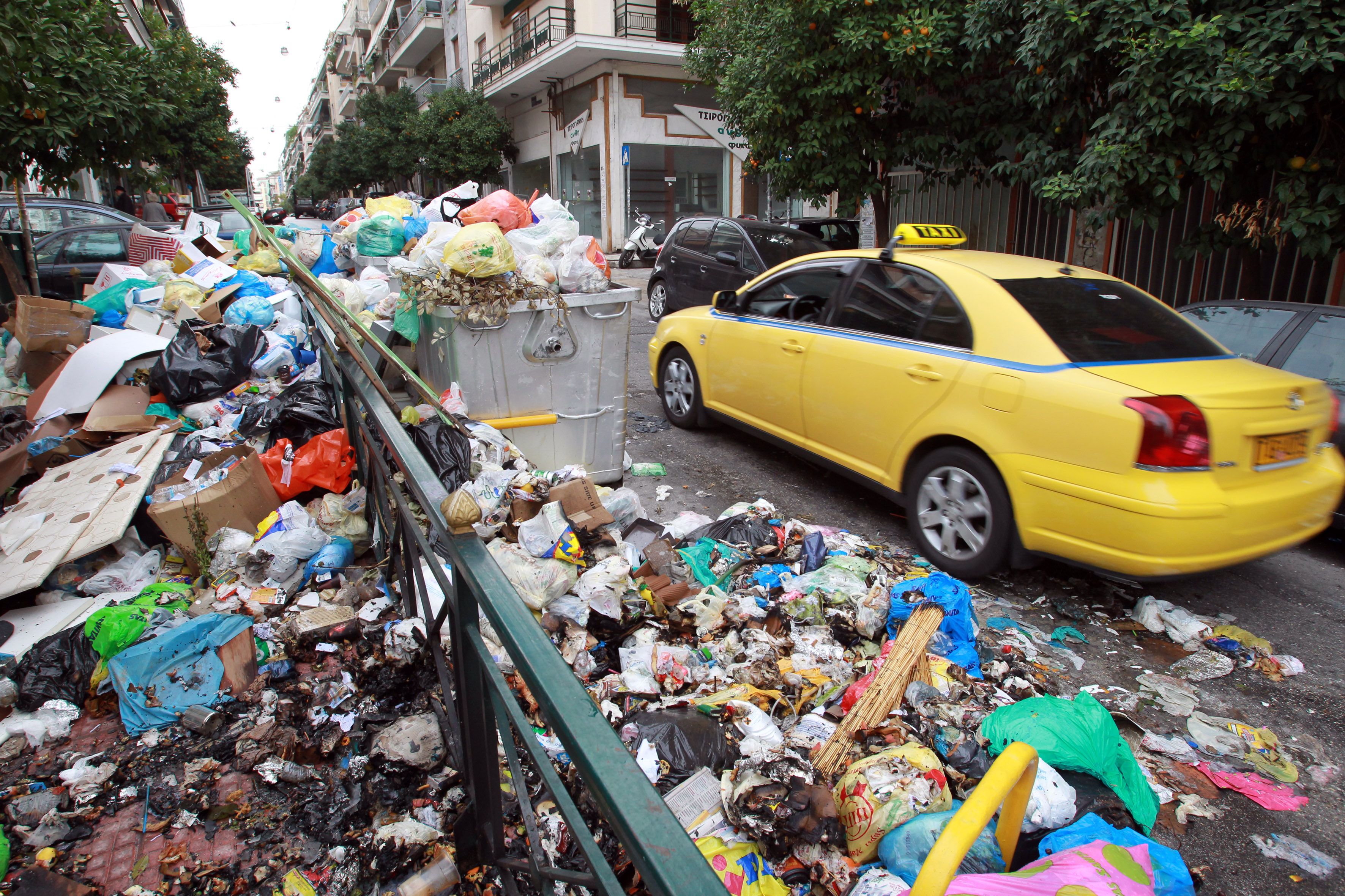Αφόρητη η κατάσταση στην Αθήνα με τόνους σκουπιδιών στους δρόμους - ΤΟ ΒΗΜΑ