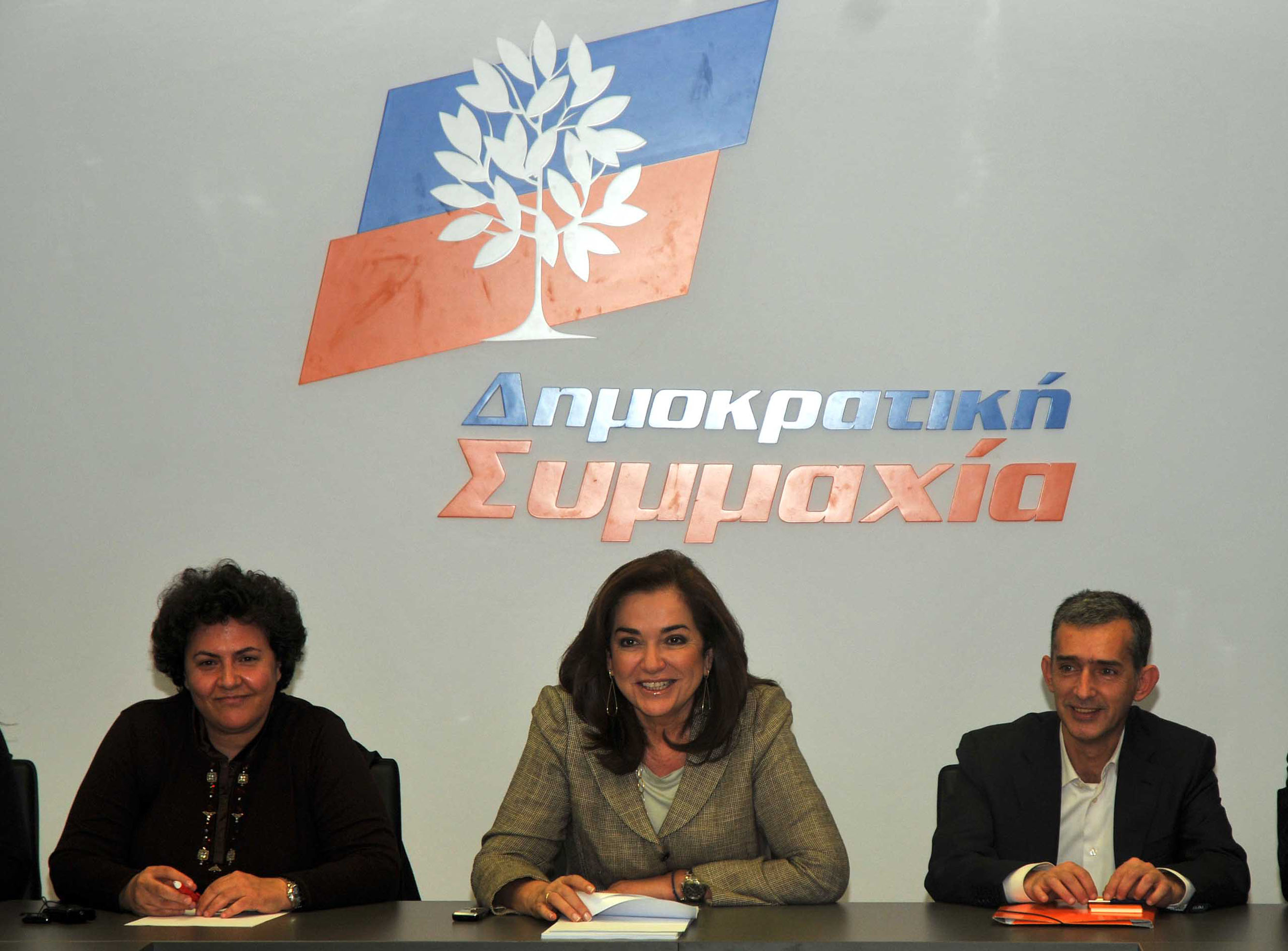 «Δημοκρατική Συμμαχία» Συνέδριο και προσχωρήσεις ανεξάρτητων βουλευτών ...