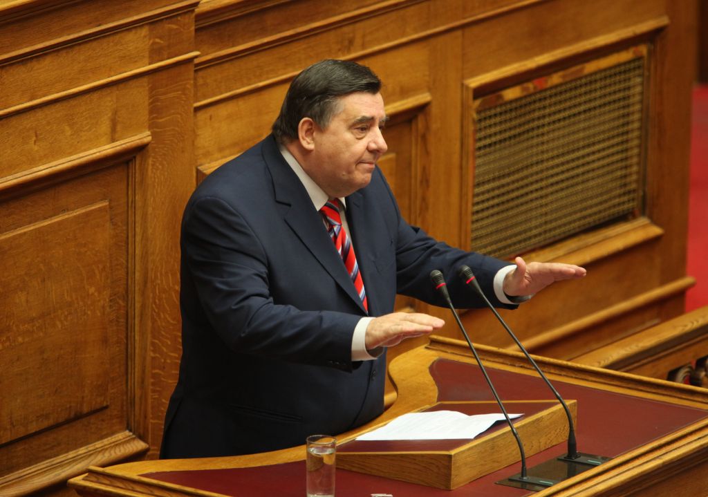 Γιώργος ΚαρατζαφέρηςΣτήριξε τον Παπακωνσταντίνου στη Βουλή - ΤΟ ΒΗΜΑ