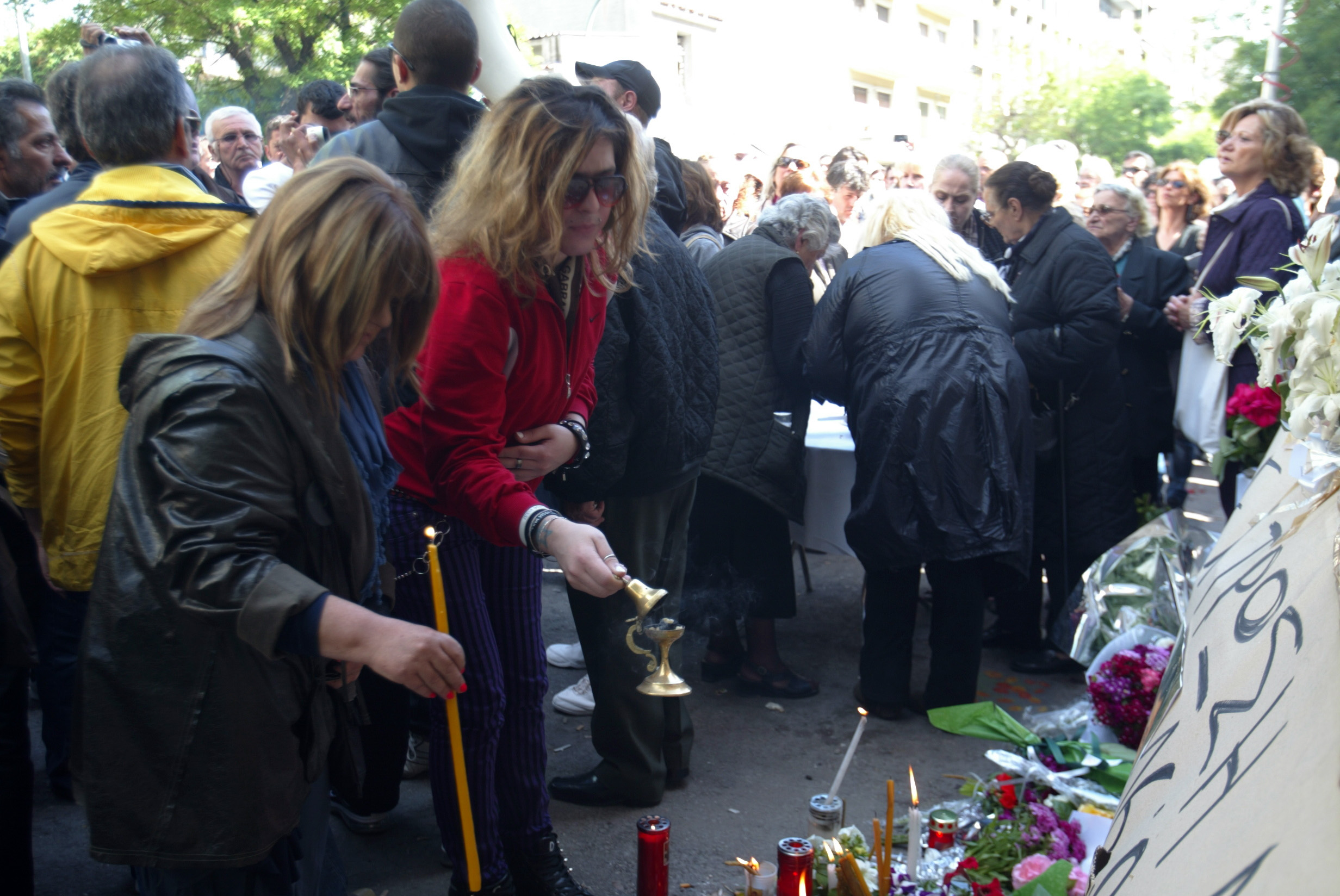 Aπό το νεκροταφείο Ζωγράφου η κηδεία του Μανώλη Καντάρη - ΤΟ ΒΗΜΑ