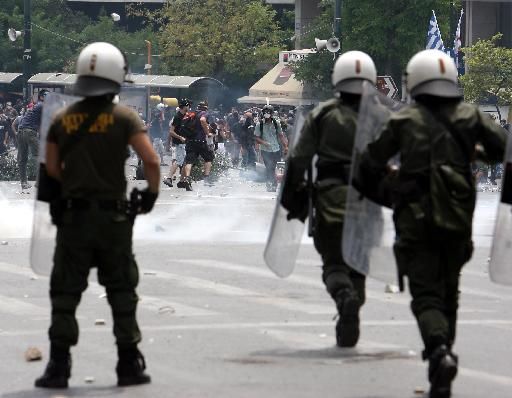 «Εξαφανίστηκαν» τα διακριτικά ανδρών των ΜΑΤ - ΤΟ ΒΗΜΑ