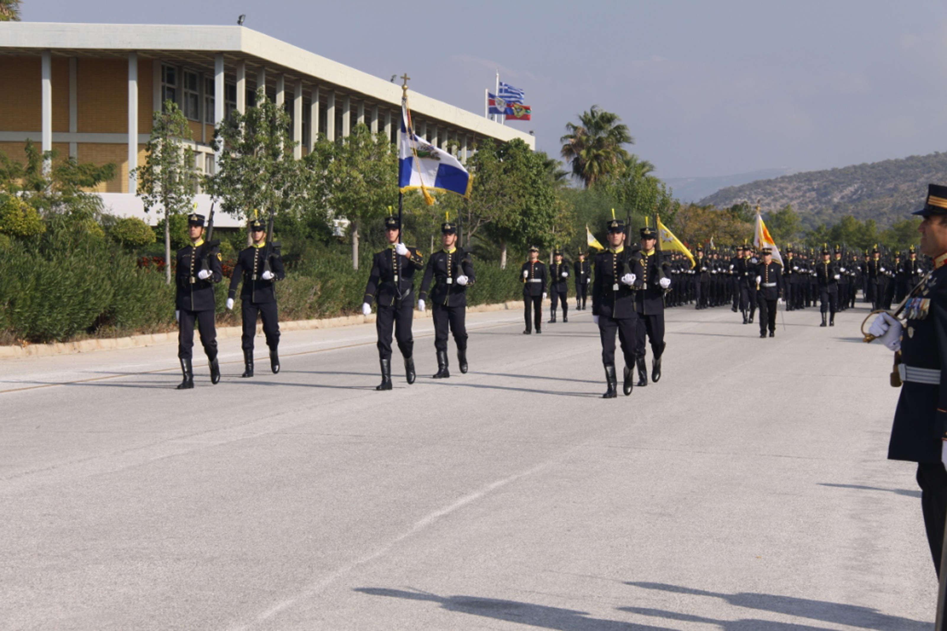Οι καθηγητές της Σχολής Ευελπίδων καταδικάζουν τα «χουντοσταγονίδια ...