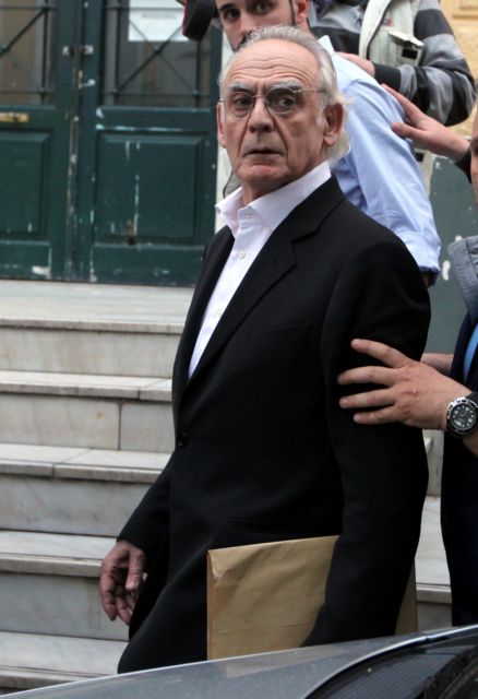 Σε αναμμένα κάρβουνα κάθεται πλέον ο Ακης - ΤΟ ΒΗΜΑ