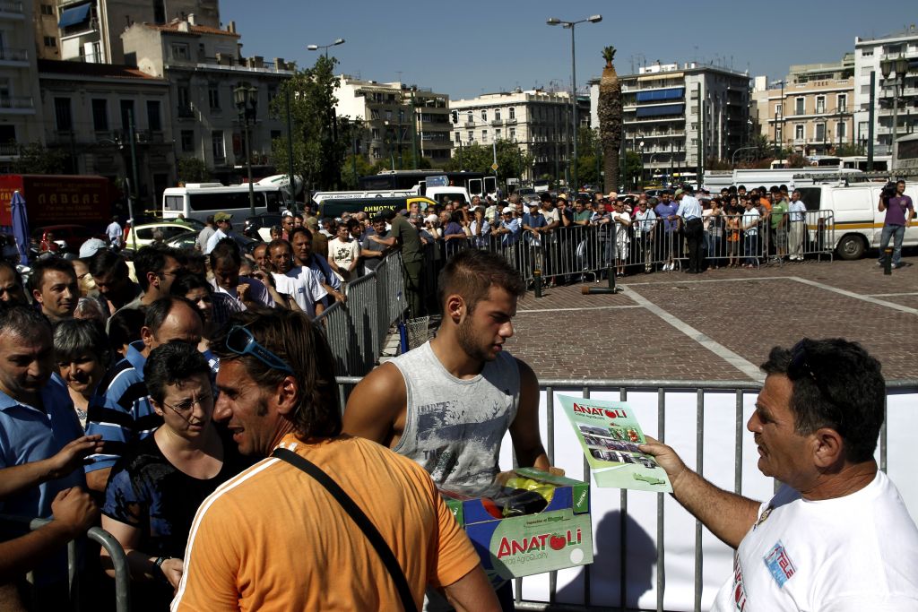 Ουρές για δωρεάν τρόφιμα στο Πεδίον του Αρεως - ΤΟ ΒΗΜΑ