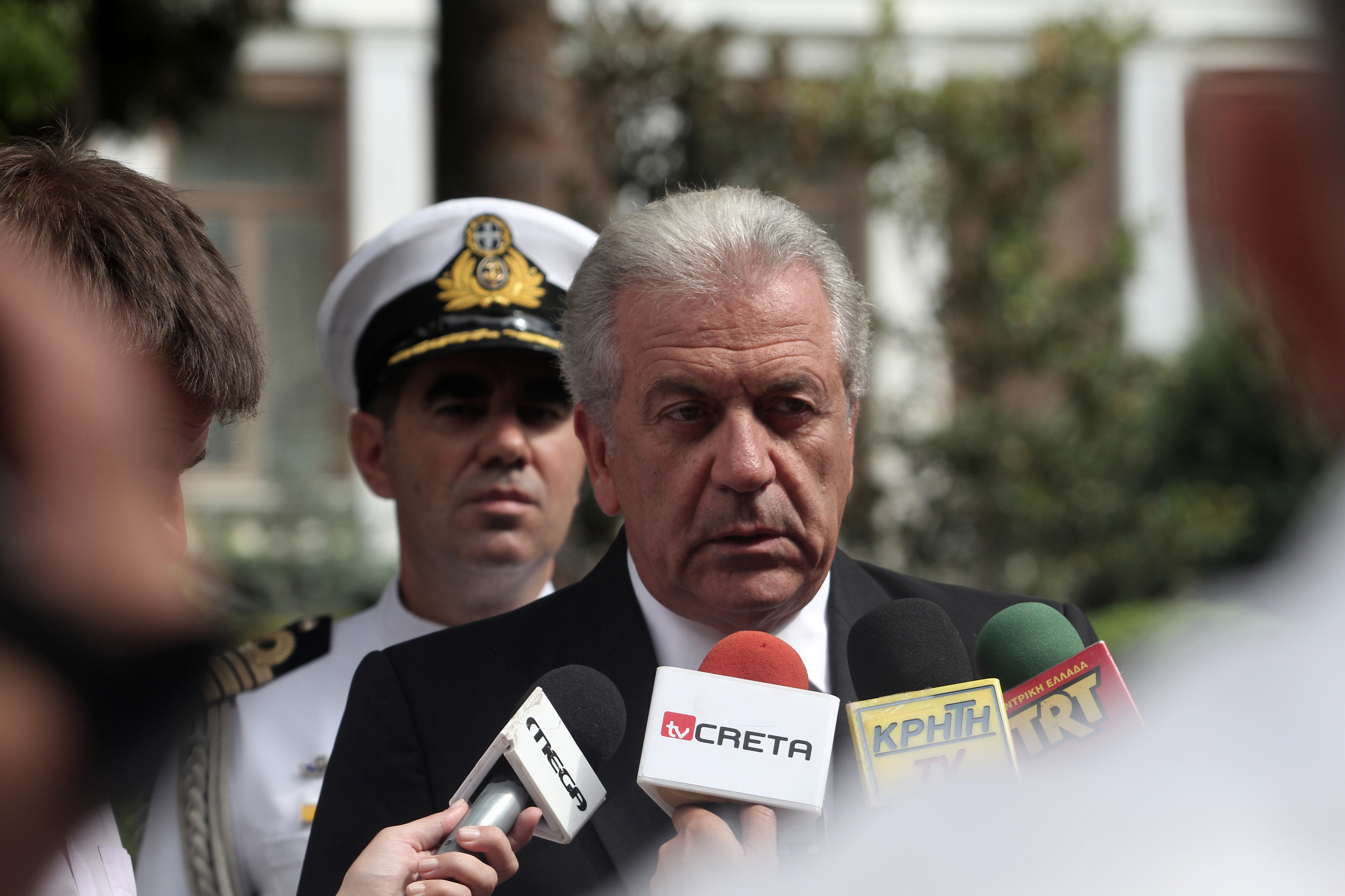 Εντολή Αβραμόπουλου για διερεύνηση της εκπαίδευσης χρυσαυγιτών από ...