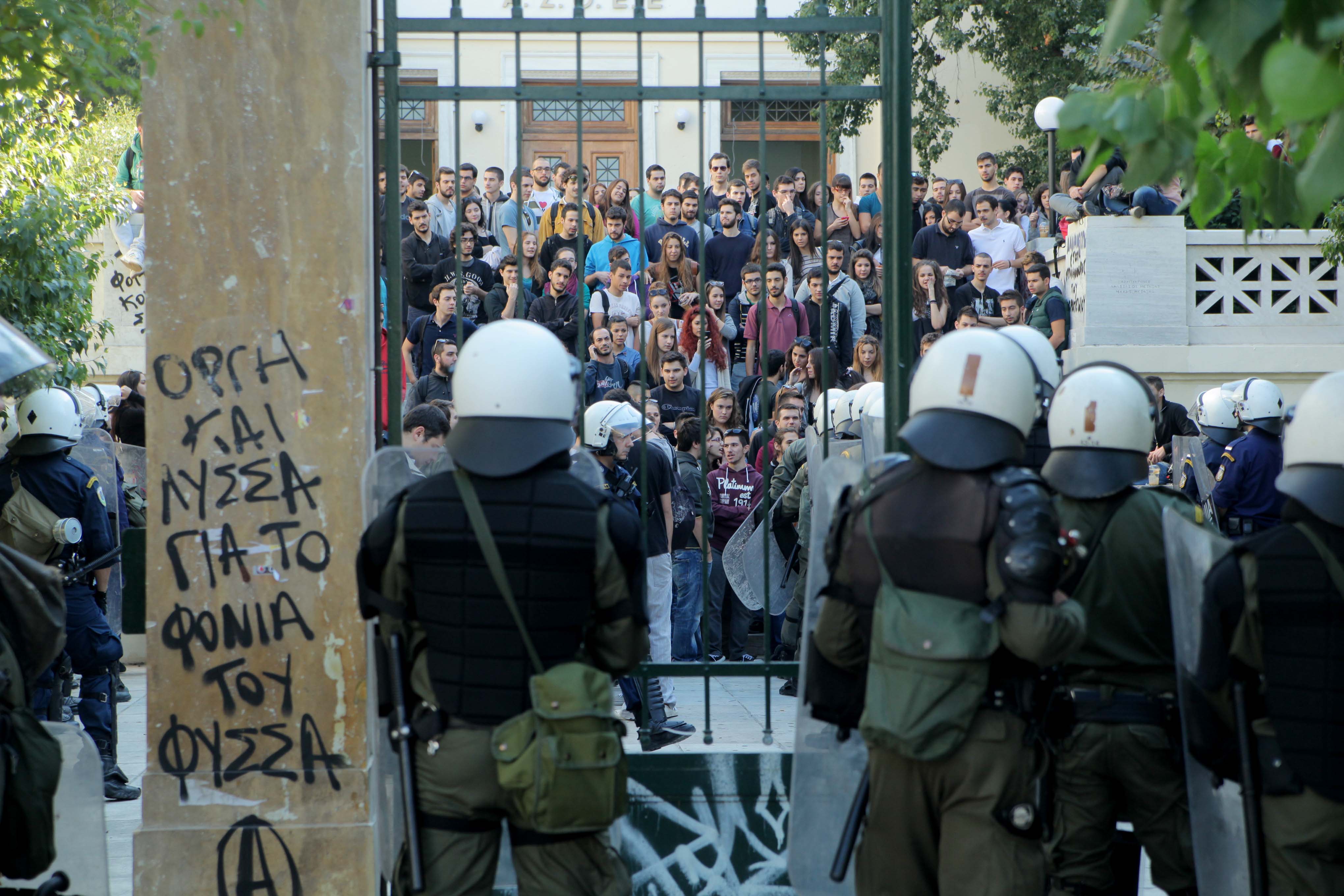 Επιχείρηση της ΕΛ.ΑΣ. κατά του παρεμπορίου μπροστά στην ΑΣΟΕΕ - ΤΟ ΒΗΜΑ