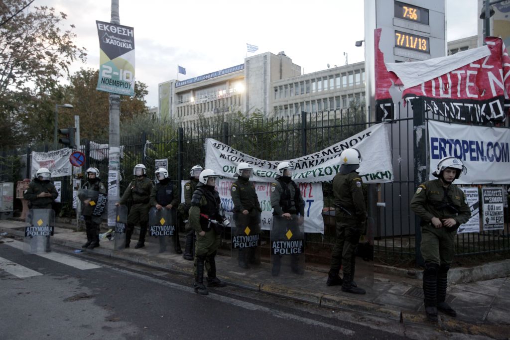 Παρουσία εισαγγελέα τα ΜΑΤ εκκένωσαν το ραδιομέγαρο της ΕΡΤ - ΤΟ ΒΗΜΑ