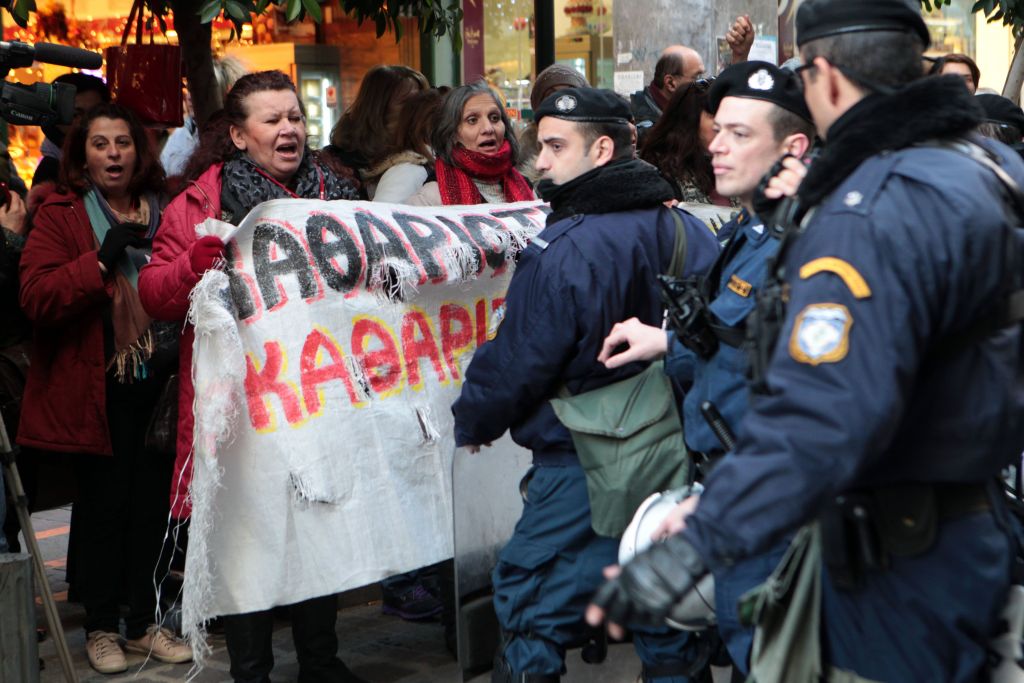 Συνεχίζουν τις κινητοποιήσεις τους οι απολυμένες καθαρίστριες του ΥΠ ...