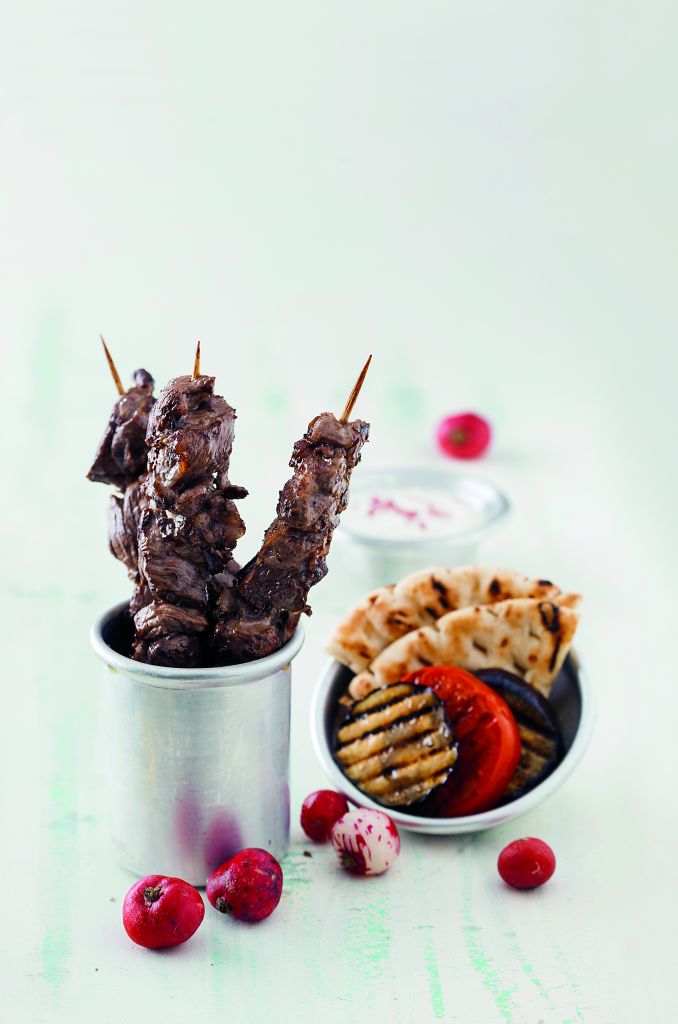 Αρνίσια σουβλάκια με τζατζίκι από ραπανάκια - ΤΟ ΒΗΜΑ