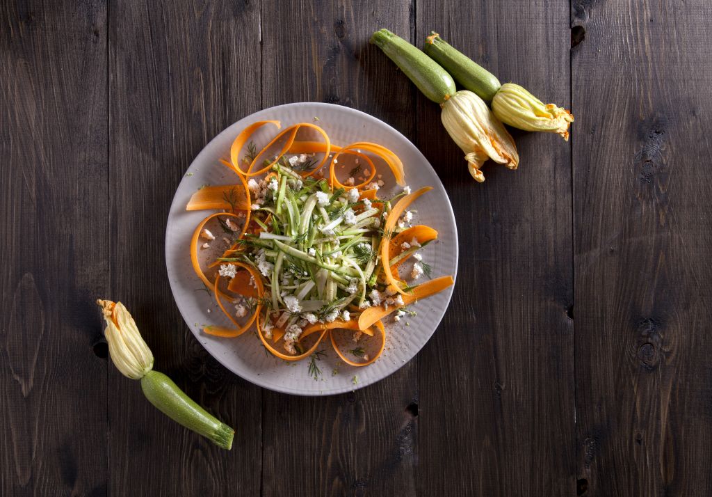 Σαλάτα με ωμό κολοκύθι, καρότο και φέτα - ΤΟ ΒΗΜΑ