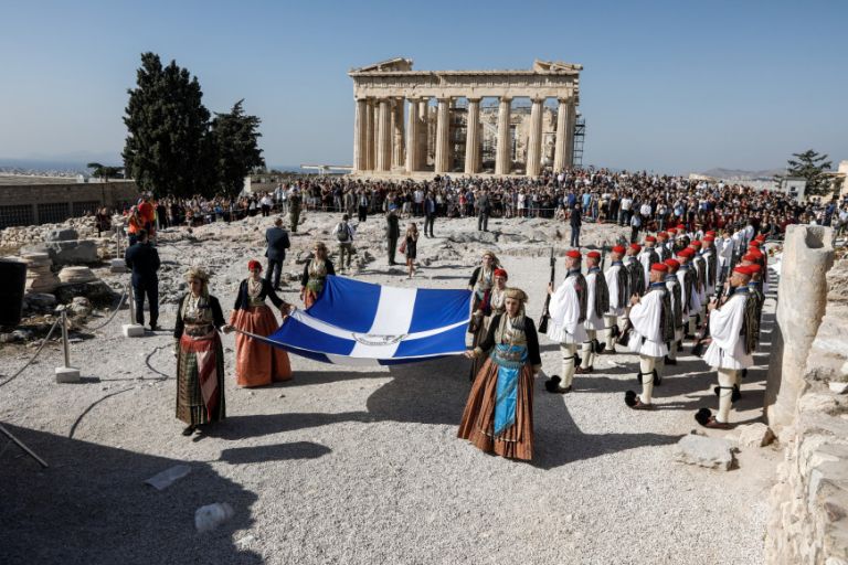 Ακρόπολη : Επαρση της σημαίας για τα 75 χρόνια από την απελευθέρωση της ...