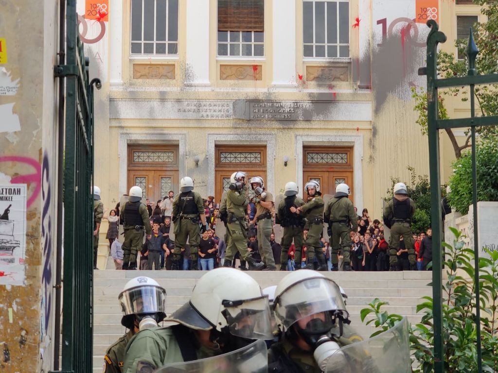 Τα ΜΑΤ μπήκαν στην ΑΣΟΕΕ – Επεισόδια και δακρυγόνα - ΤΟ ΒΗΜΑ