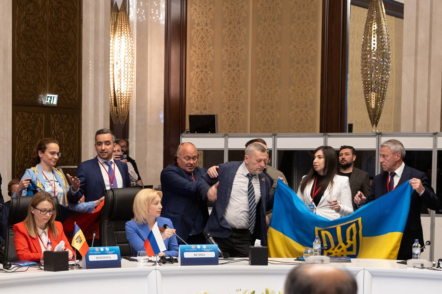 Πιάστηκαν στα χέρια Ρώσοι και Ουκρανοί αξιωματούχοι σε σύνοδο στην ...
