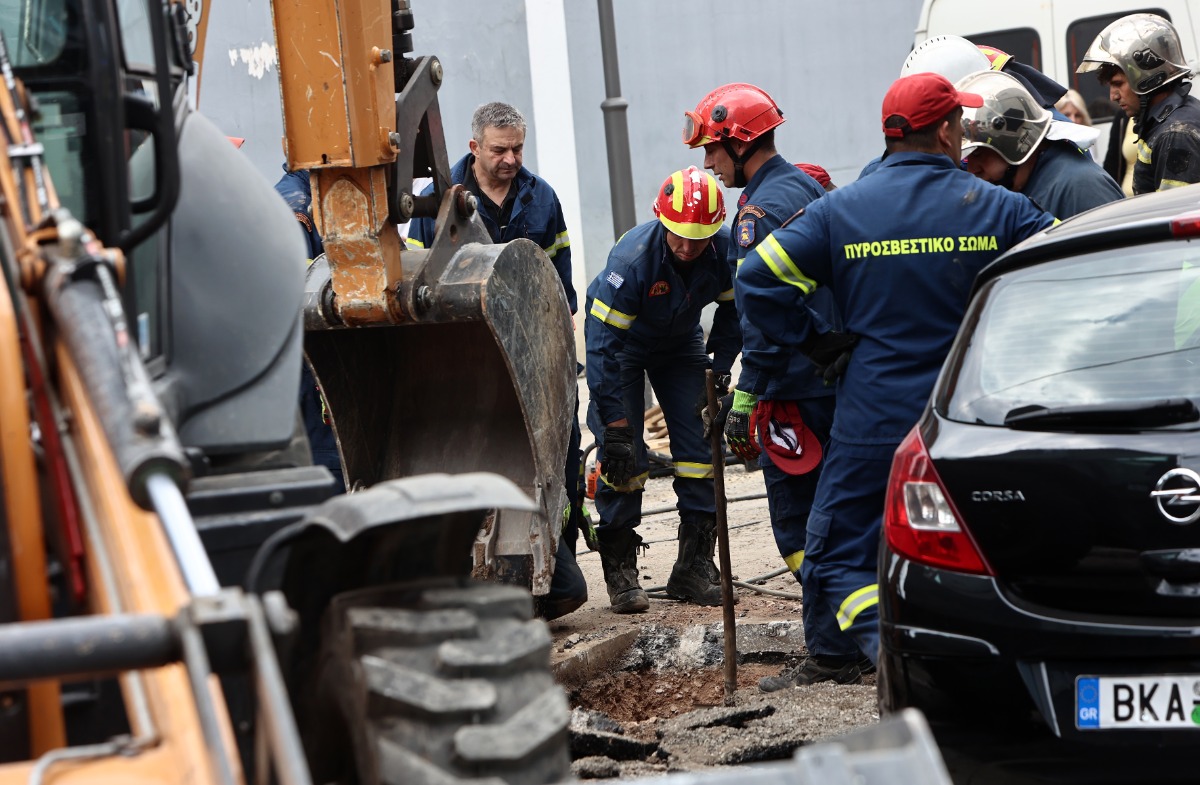 Πειραιάς: Χωρίς τις αισθήσεις του ανασύρθηκε ο 35χρονος που έπεσε σε ...