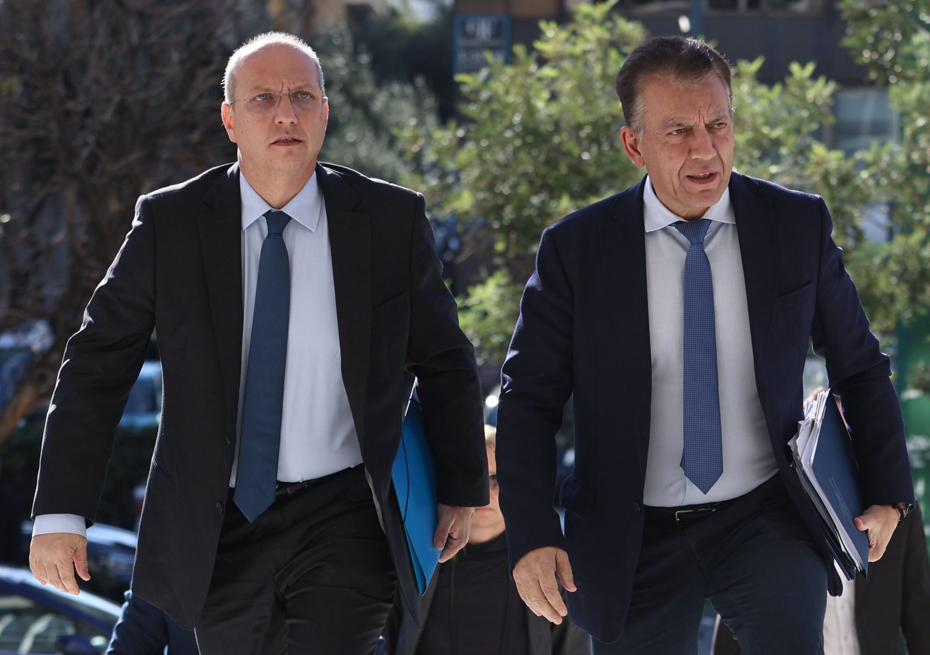 Οπαδική βία: Κατάλογο με 200 ονόματα κατέθεσαν Οικονόμου-Βρούτσης στον ...