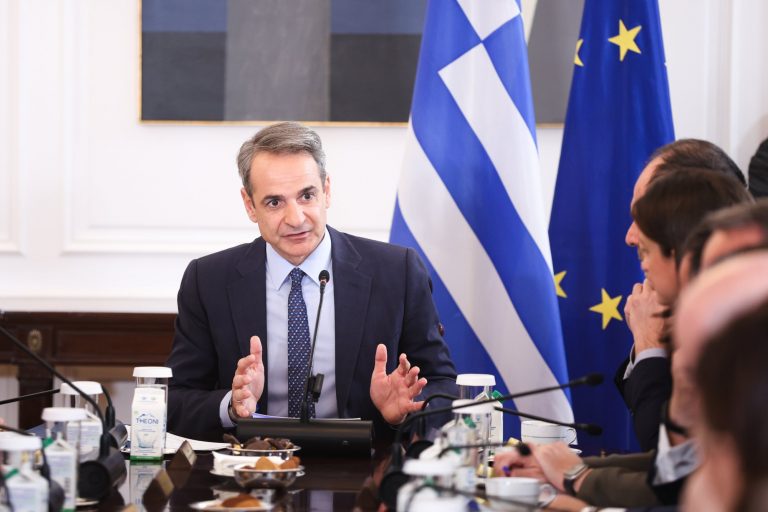 Φοκάτσια με ντοματίνια, ελιές και φέτα | Vita.gr