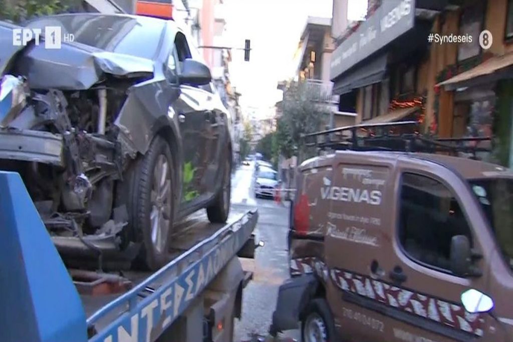 Νίκαια: Λεωφορείο συγκρούστηκε με Ι.Χ. και έπεσε σε σταθμευμένα οχήματα ...