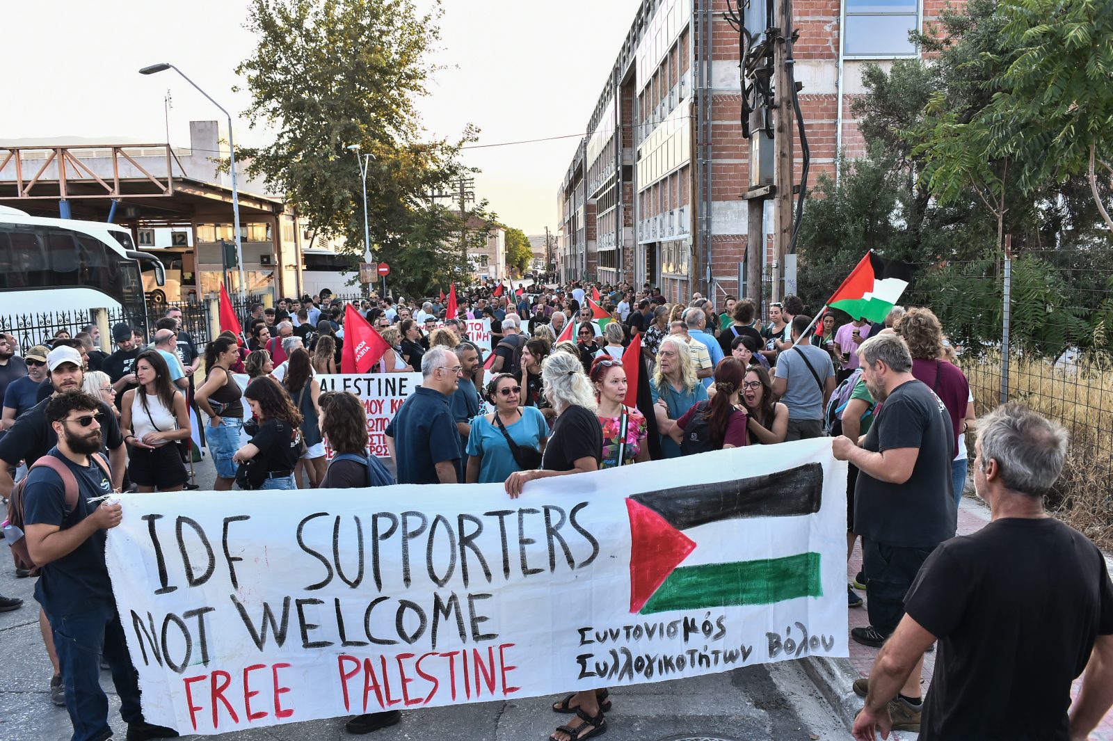 Ανεπιθύμητος ο IDF και στον Βόλο: Με κρότου - λάμψης η βόλτα των επιβατών του Crown Iris - ΤΟ ΒΗΜΑ