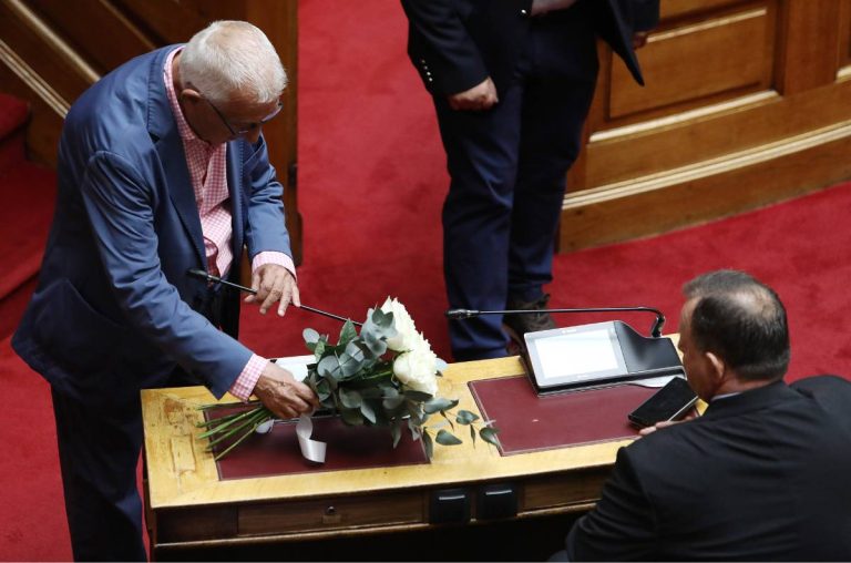 Βουλή: Η Στέλλα Αραμπατζή στη θέση Βεσυρόπουλου - Πώς τίμησαν τη μνήμη ...