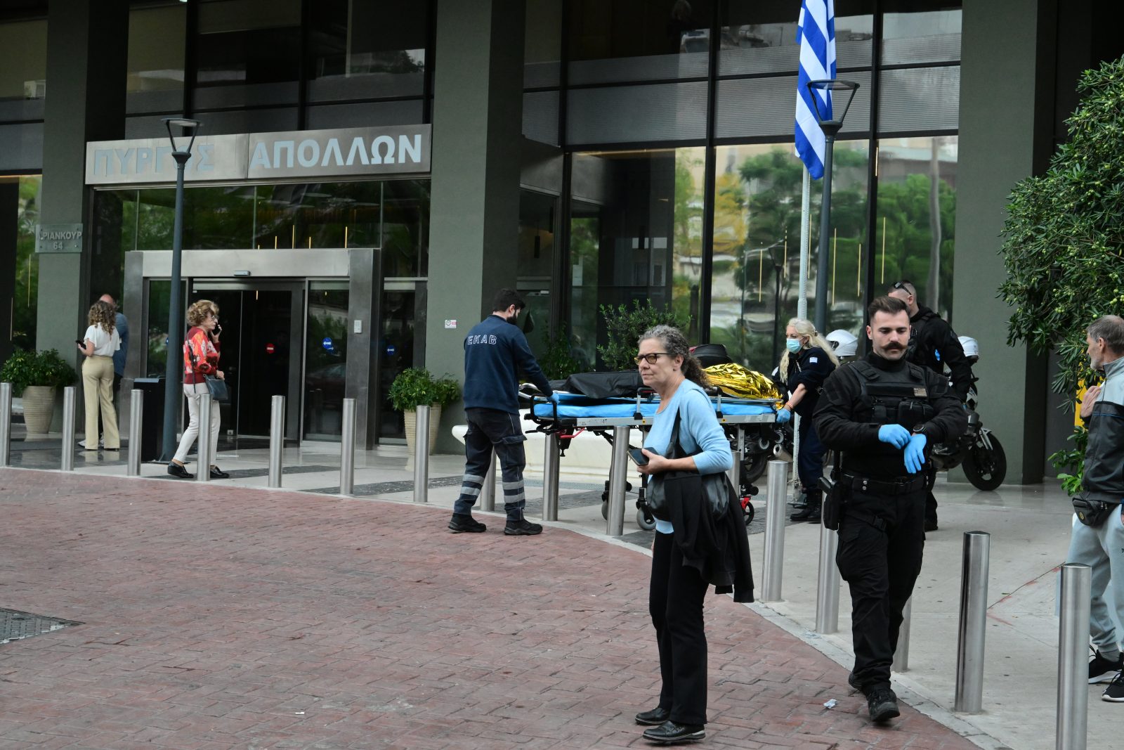 Πύργος Απόλλων: Πώς έπεσε ο άνδρας - Τι λένε βίντεο και αυτόπτες ...