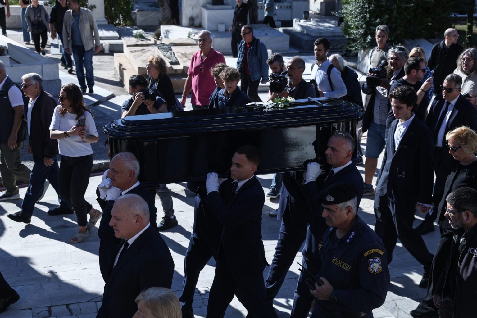 Λεπτό προς λεπτό όσα έγιναν στο τελευταίο αντίο για τον μεγάλο Διονύση ...