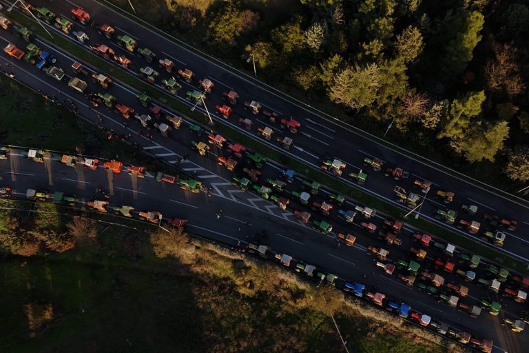 Μπλόκα αγροτών: Ανυποχώρητοι οι αγρότες, κομμένη στα δύο η χώρα ...
