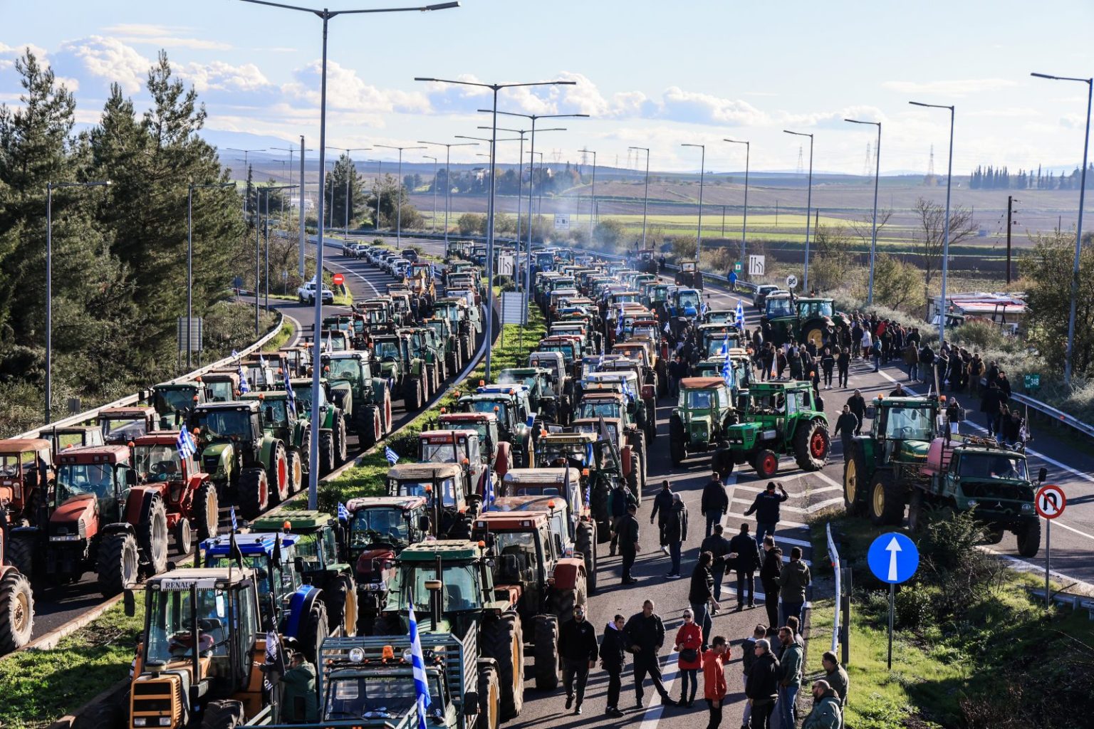 Μπλόκα αγροτών: Χιλιάδες τρακτέρ στους δρόμους - Νέες κινητοποιήσεις ...