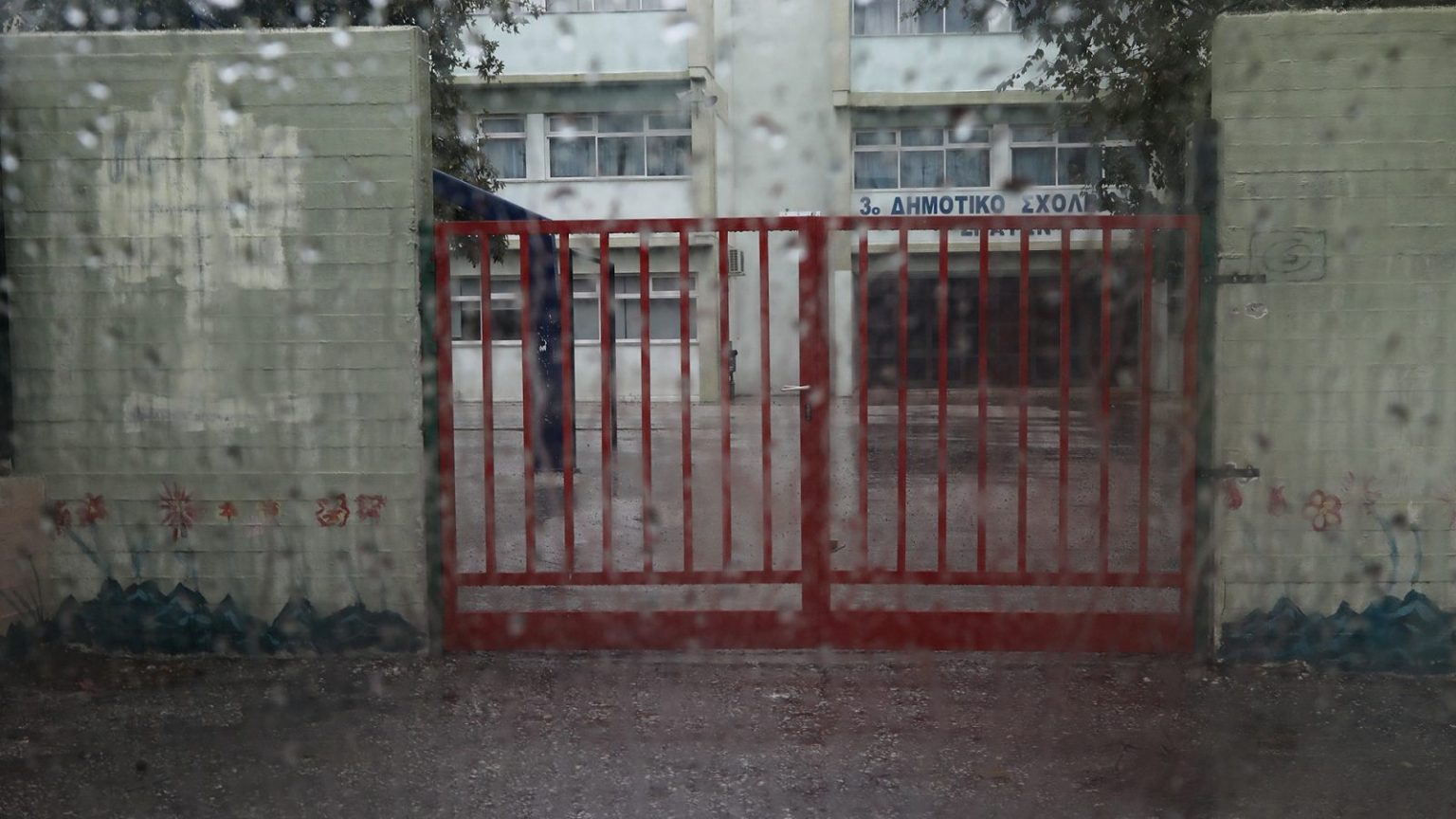 Κλειστά σχολεία: Σε ποιες περιοχές δεν θα λειτουργήσουν την Τετάρτη ...
