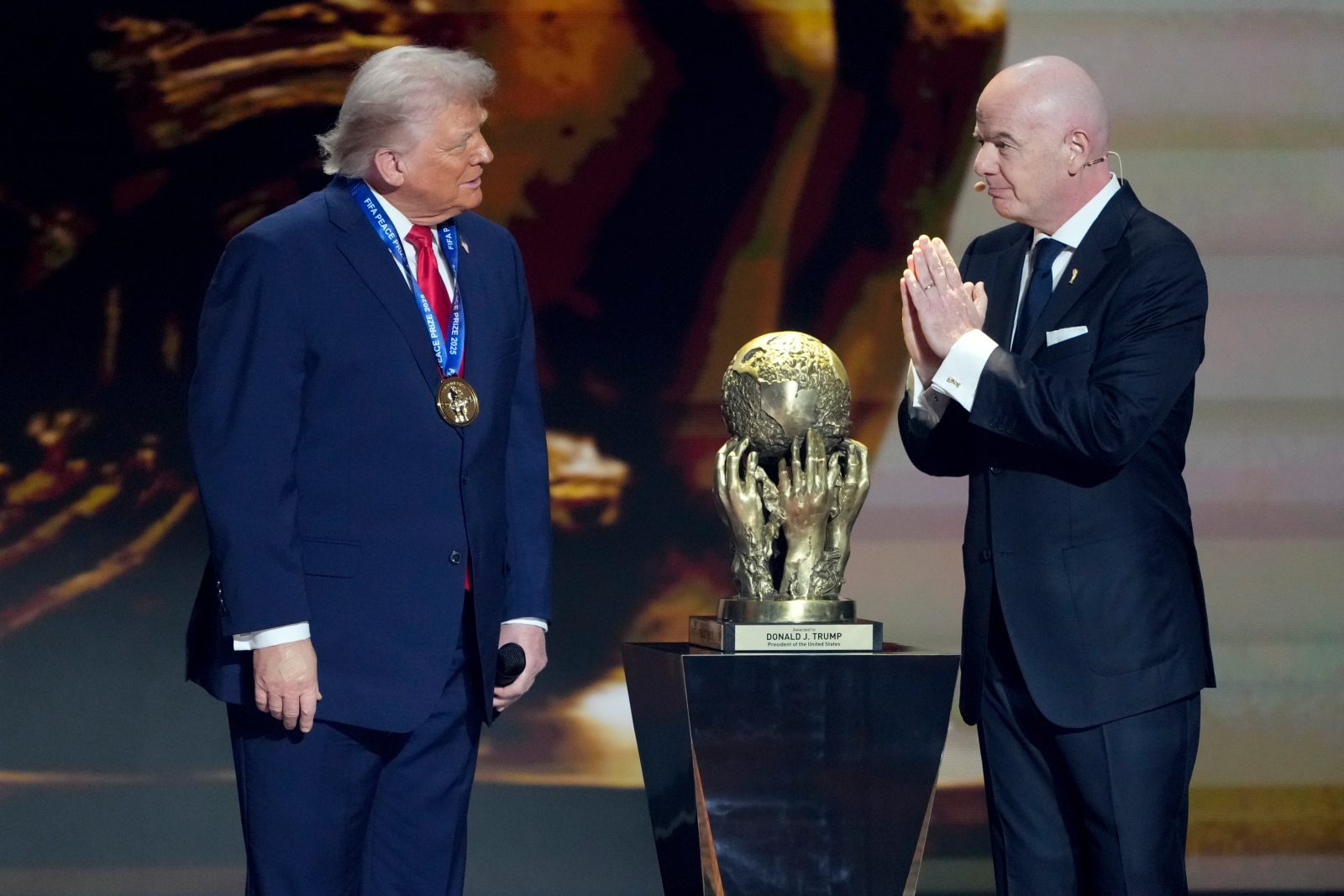 Η FIFA τίμησε τον Τραμπ με το νέο «Βραβείο Ειρήνης» - «Η μεγαλύτερη ...