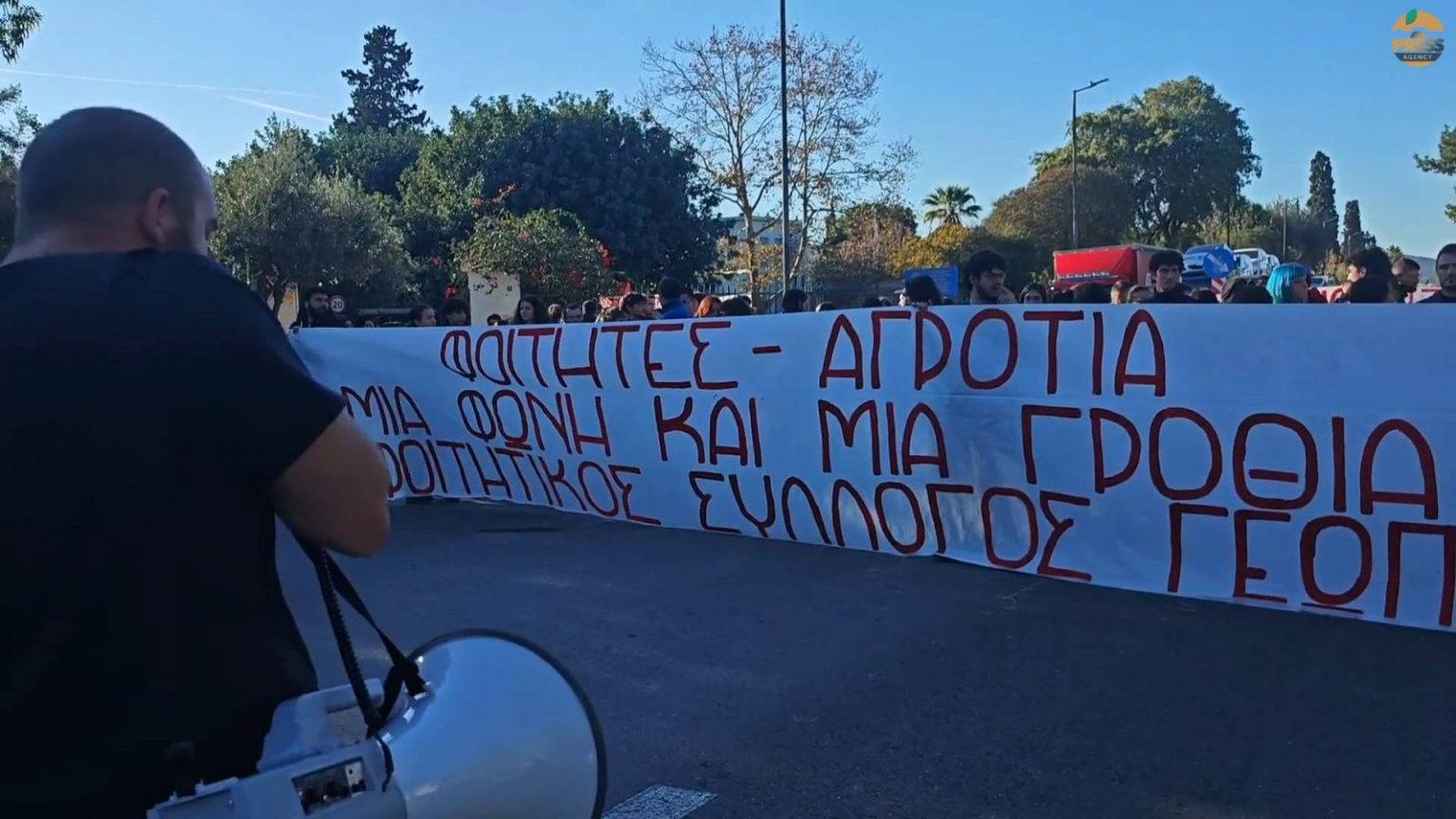 Οι αγρότες αποκλείουν το λιμάνι της Θεσσαλονίκης, ενεργά τα μπλόκα - ΤΟ ...