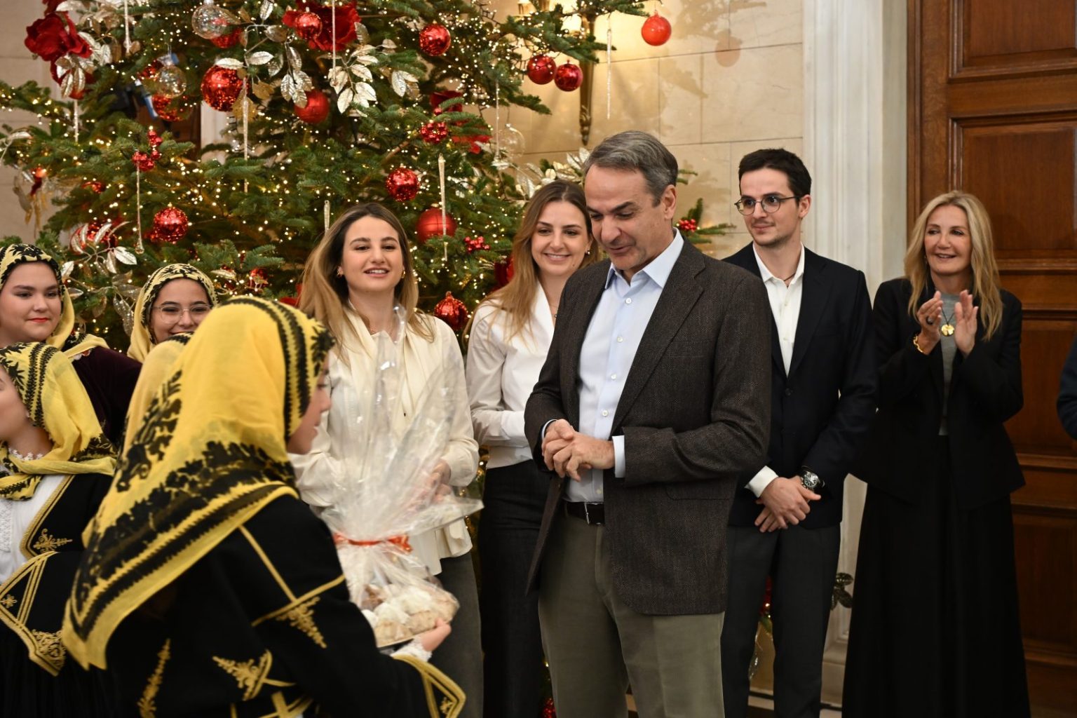 Τα κάλαντα των Χριστουγέννων στο Μέγαρο Μαξίμου άκουσε ο Πρωθυπουργός ...
