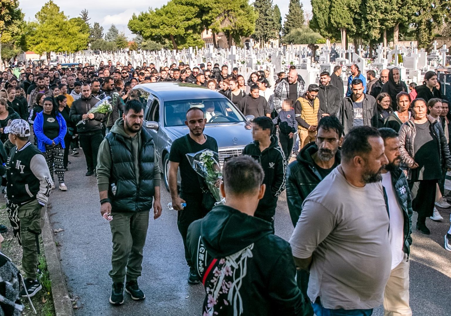 Πάτρα: Σπαραγμός στην κηδεία του 30χρονου που ξυλοκοπήθηκε μέχρι ...