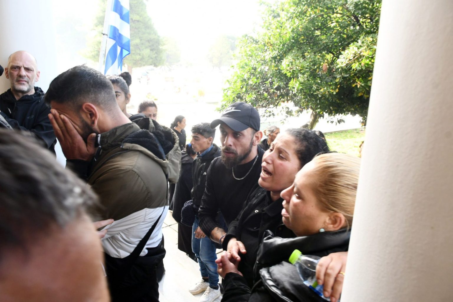 Πάτρα: Σπαραγμός στην κηδεία του 30χρονου που ξυλοκοπήθηκε μέχρι ...