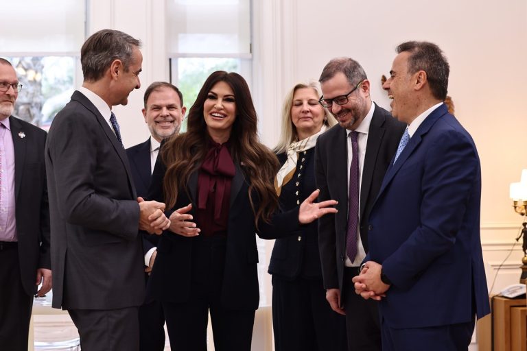 Επεσαν οι υπογραφές με τη Chevron - Οι στόχοι Μητσοτάκη για τους ...