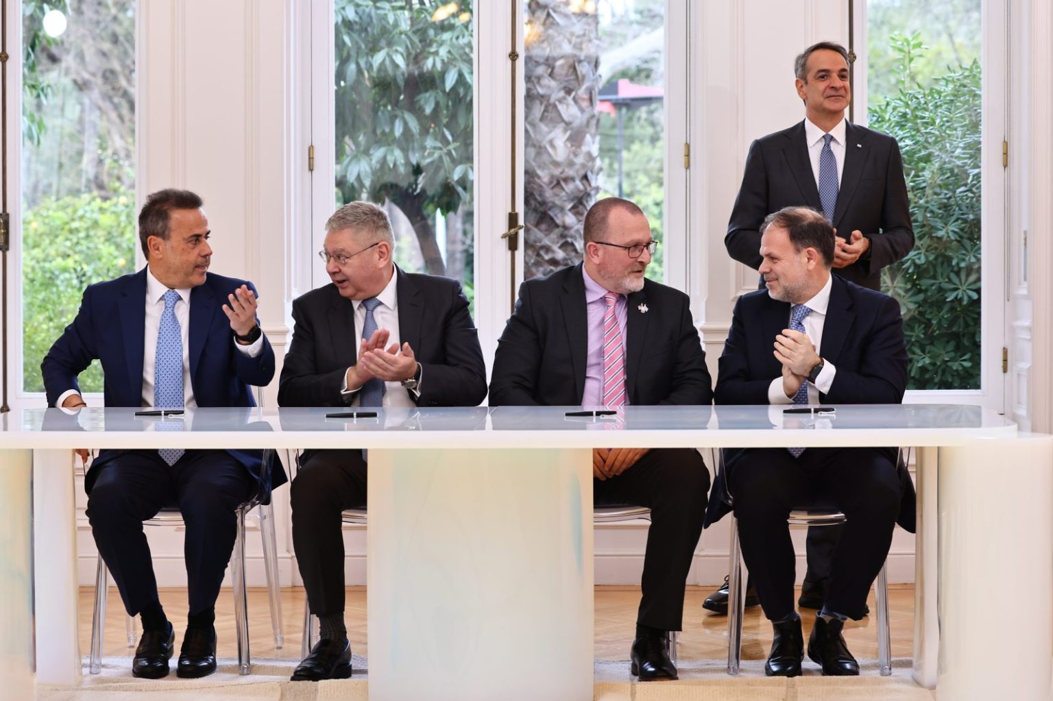 Επεσαν οι υπογραφές με τη Chevron - Οι στόχοι Μητσοτάκη για τους ...