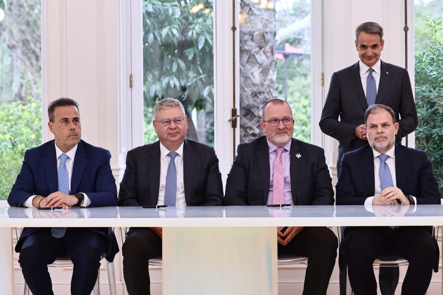 Επεσαν οι υπογραφές με τη Chevron - Οι στόχοι Μητσοτάκη για τους ...