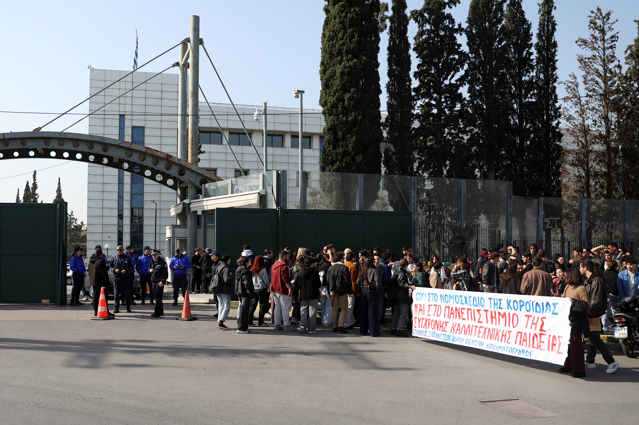Το Ονομα: Μια καθαρόαιμη γαλλική κωμωδία για την οικογένεια και την ...