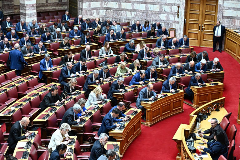 Υπερψηφίστηκαν οι άρσεις ασυλίας των 13 βουλευτών της Νέας Δημοκρατίας ...