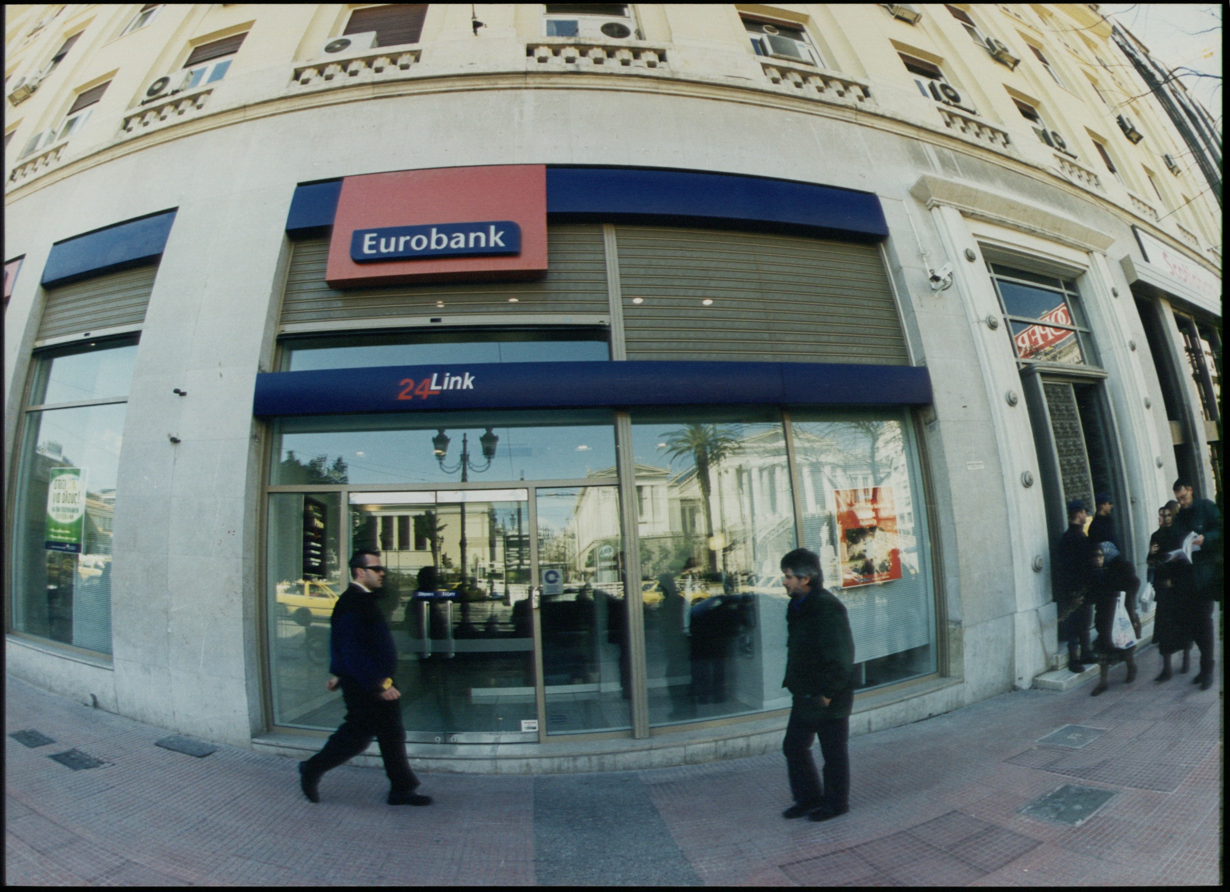 Eurobank: Πάση θυσία αποφυγή νέων μειώσεων σε μισθούς και συντάξεις ...