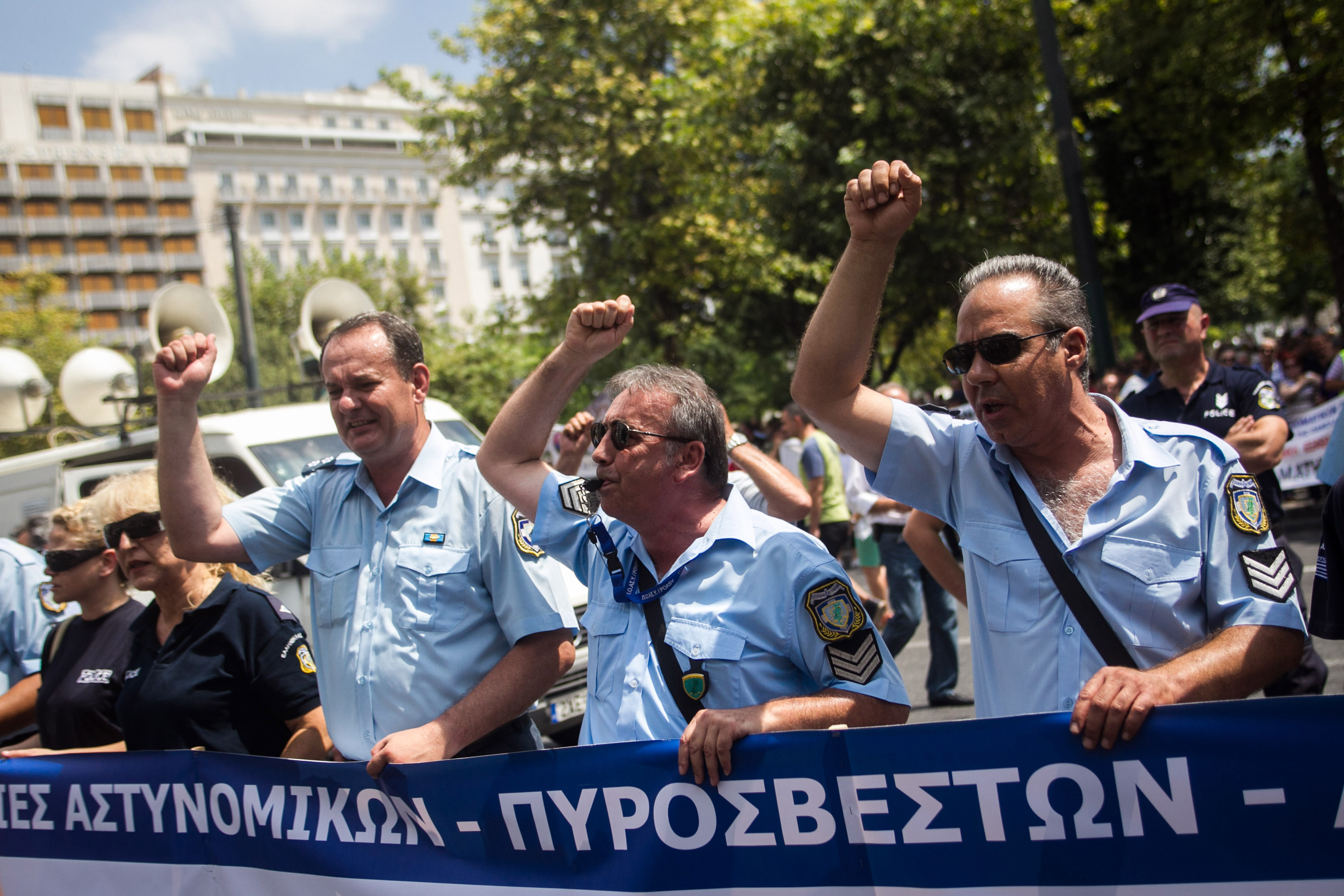 Ενστολοι: Από το 2014 η αποκατάσταση των μισθών - ΤΟ ΒΗΜΑ